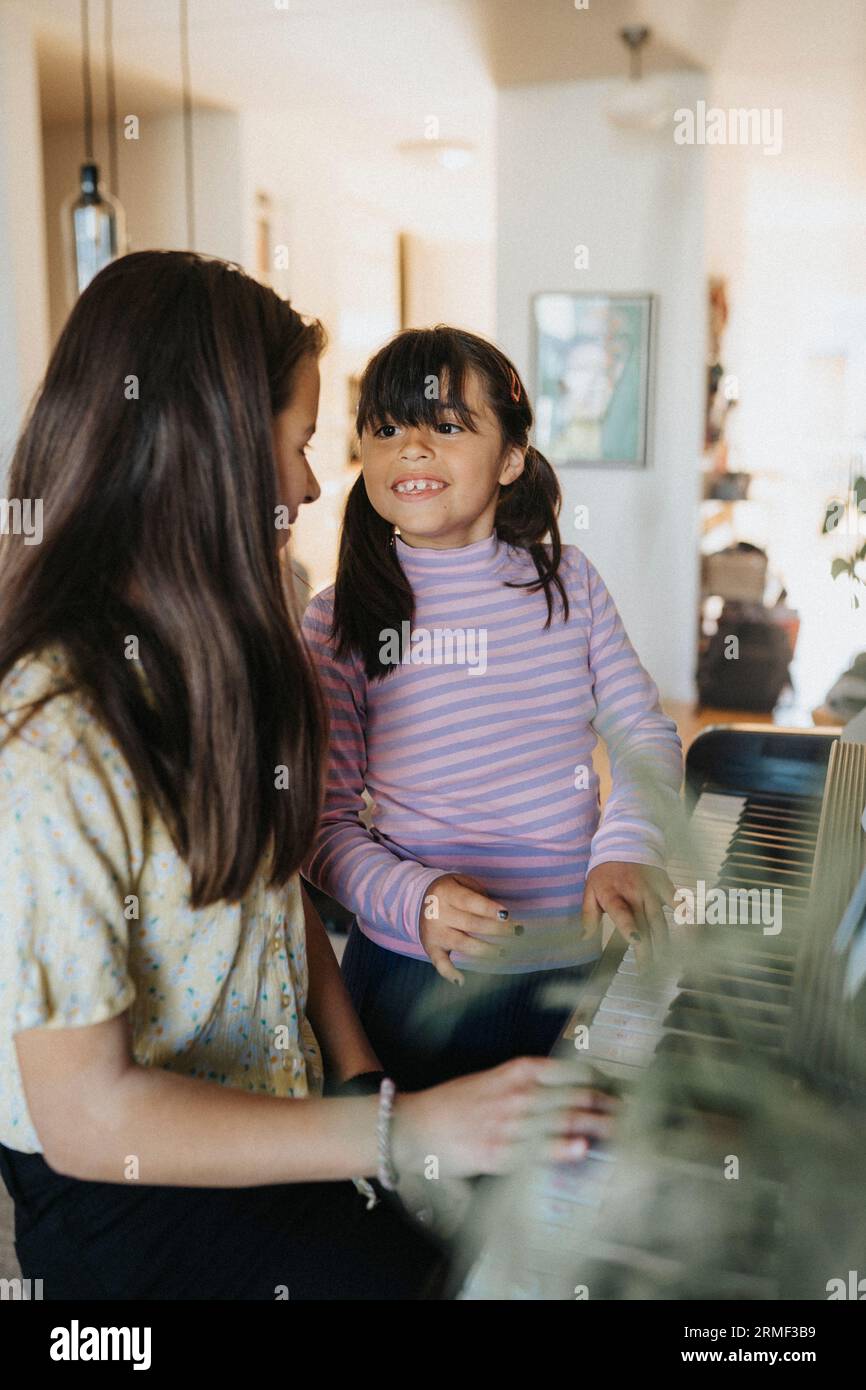 Sisters playing piano together hi-res stock photography and images - Alamy