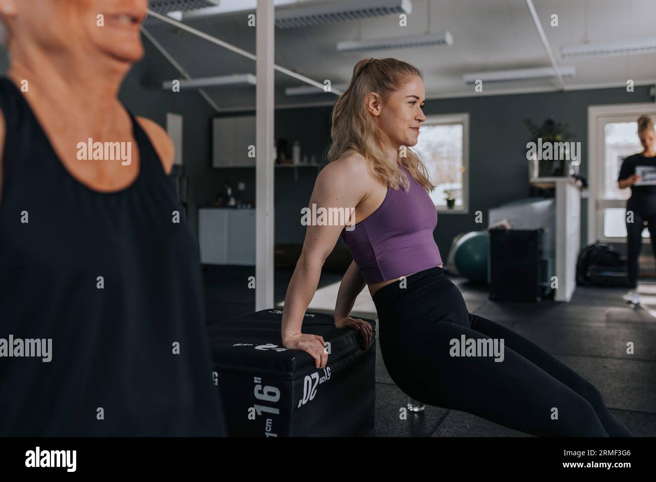 Young woman excercising hi-res stock photography and images - Alamy