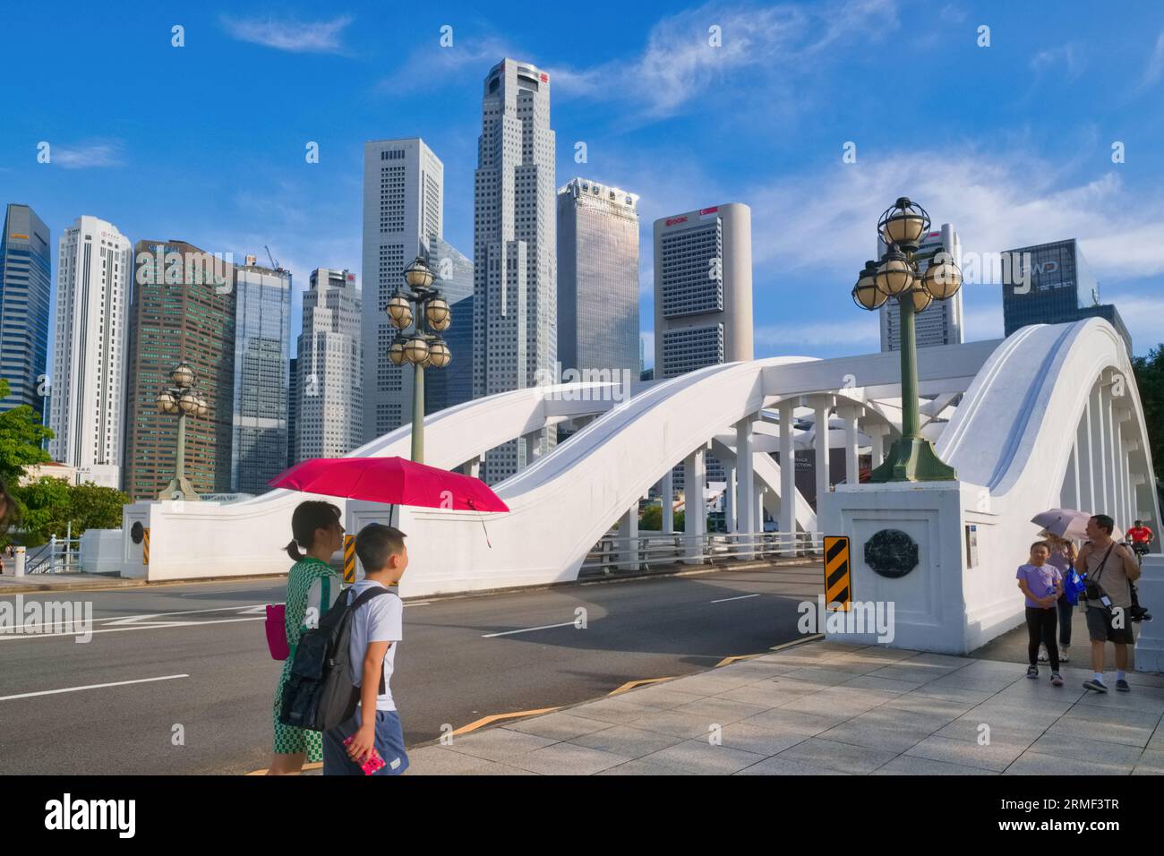 Pedestrians walking across Elgin Bridge spanning the Singapore River ...