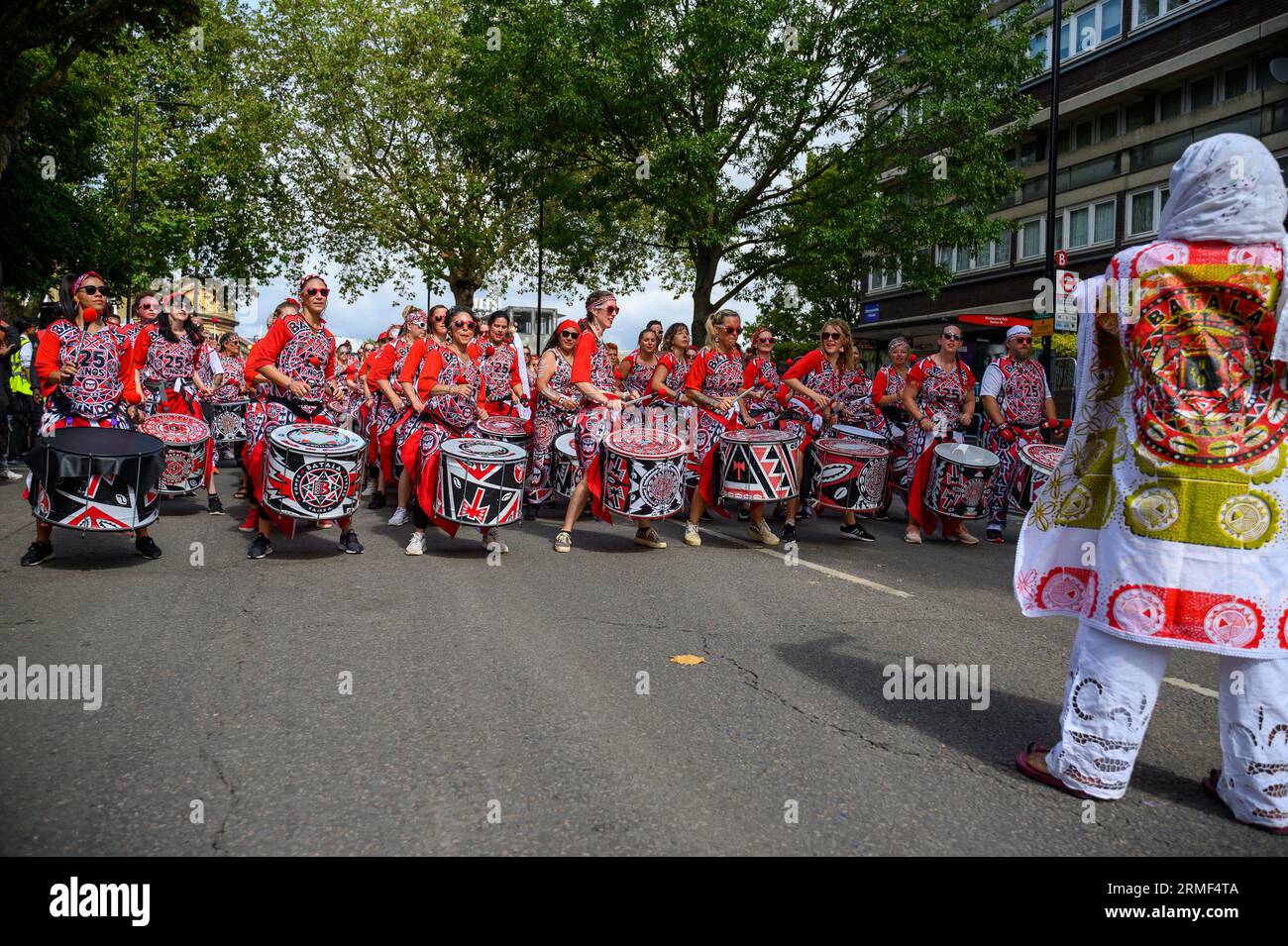 Notting Hill Carnival Monday, Batala Band do Parato drummers in ...