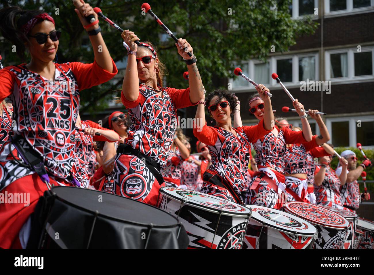 Notting Hill Carnival Monday, Batala Band do Parato drummers in ...