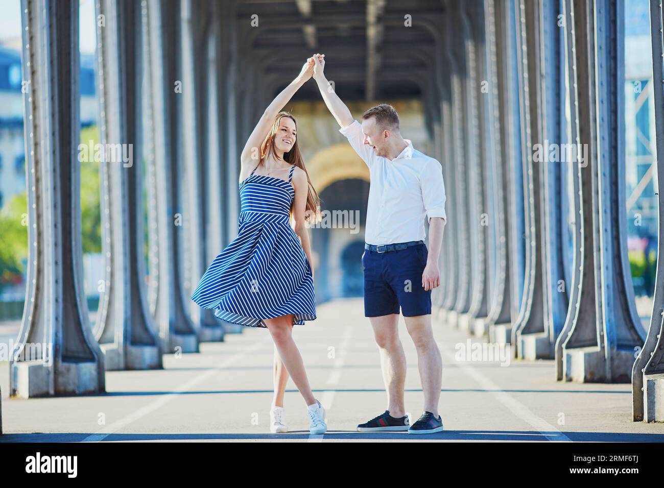 Romantic couple dancing on Bir-Hakeim bridge in Paris, France Stock ...