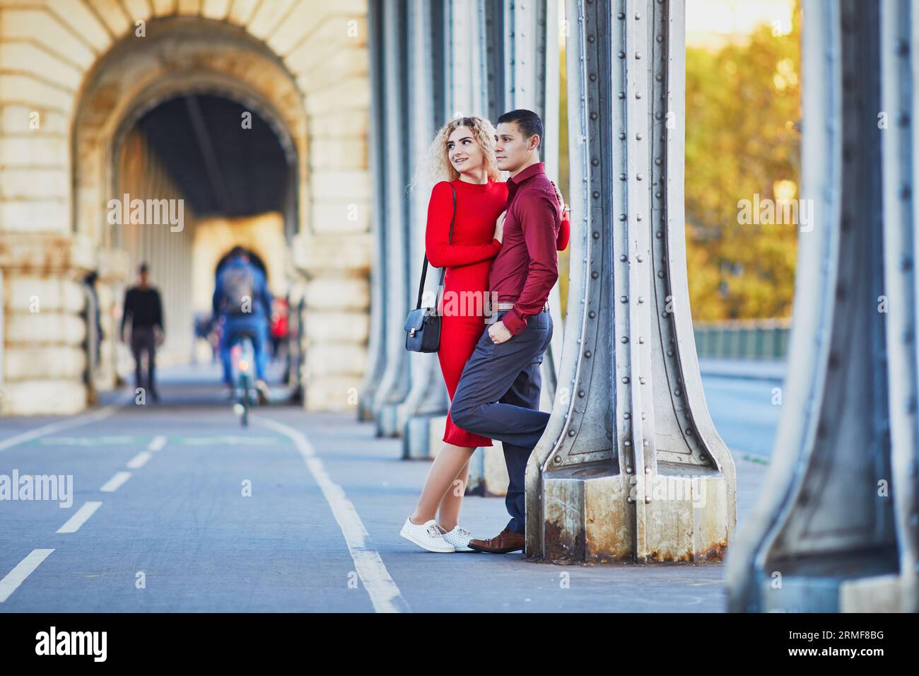 Romantic couple in love walking on Bir-Hakeim bridge in Paris, France ...