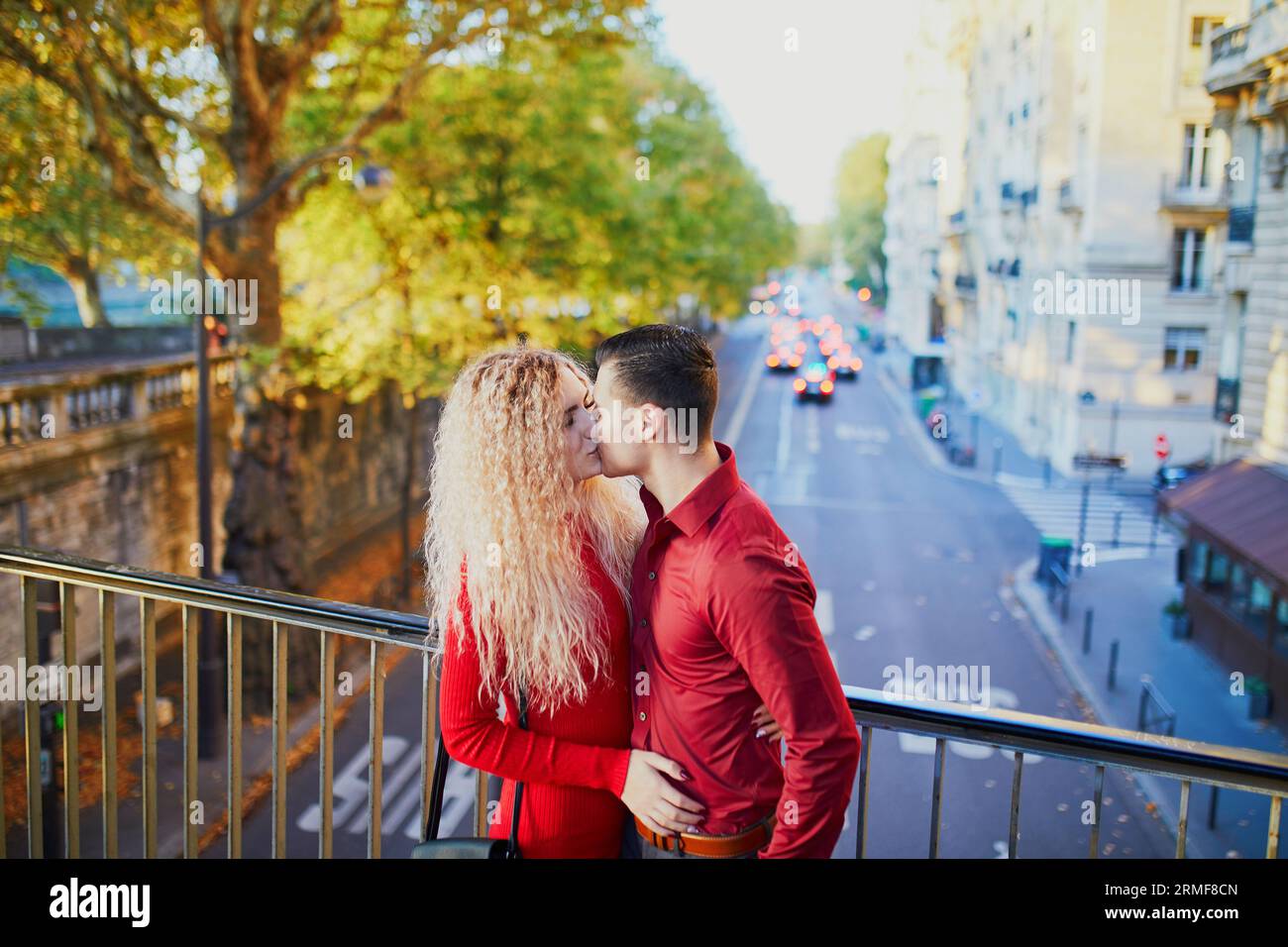 Romantic couple in love on Bir-Hakeim bridge on a fall day in Paris ...