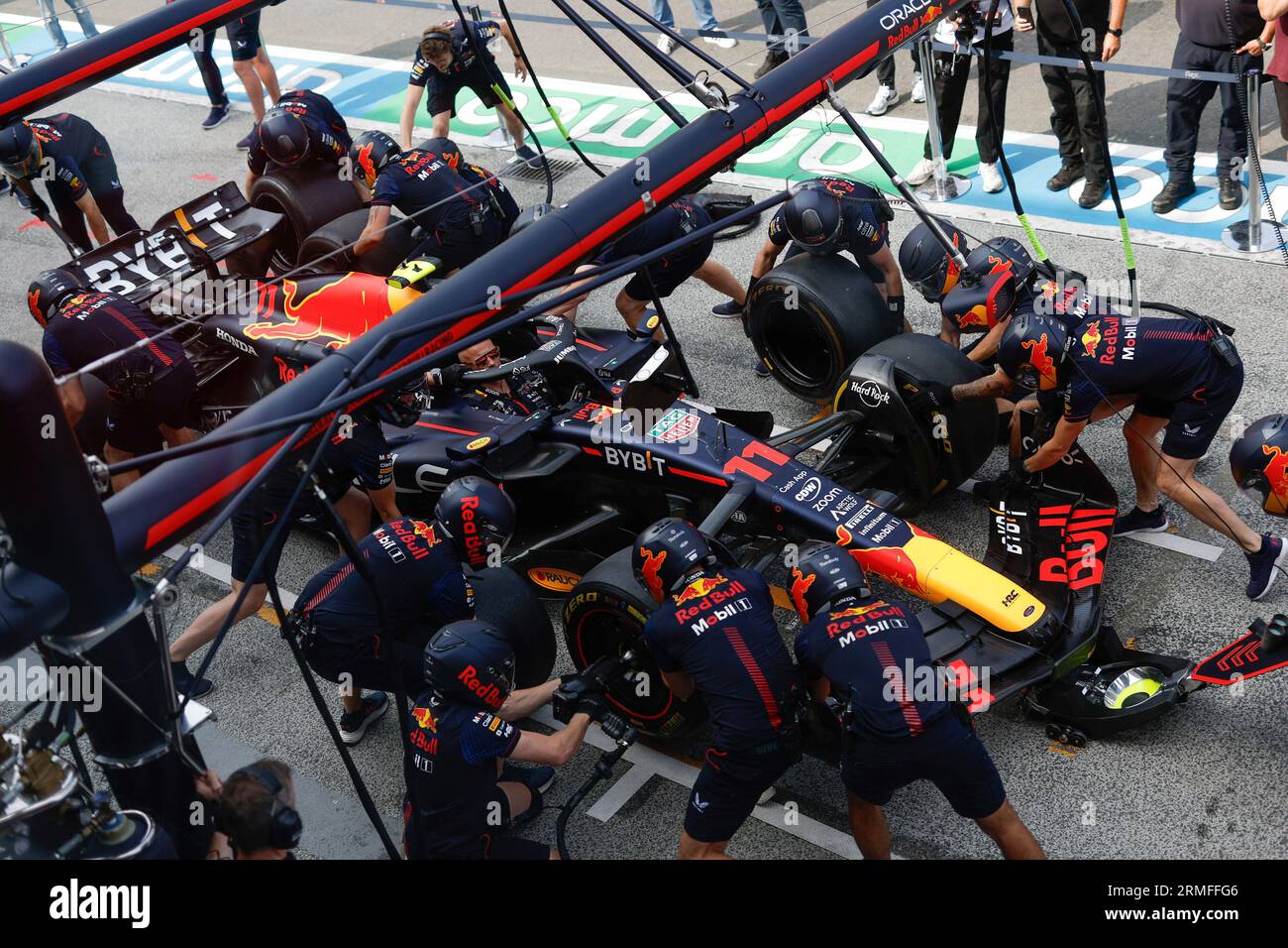 Red bull f1 pit team hi-res stock photography and images - Alamy
