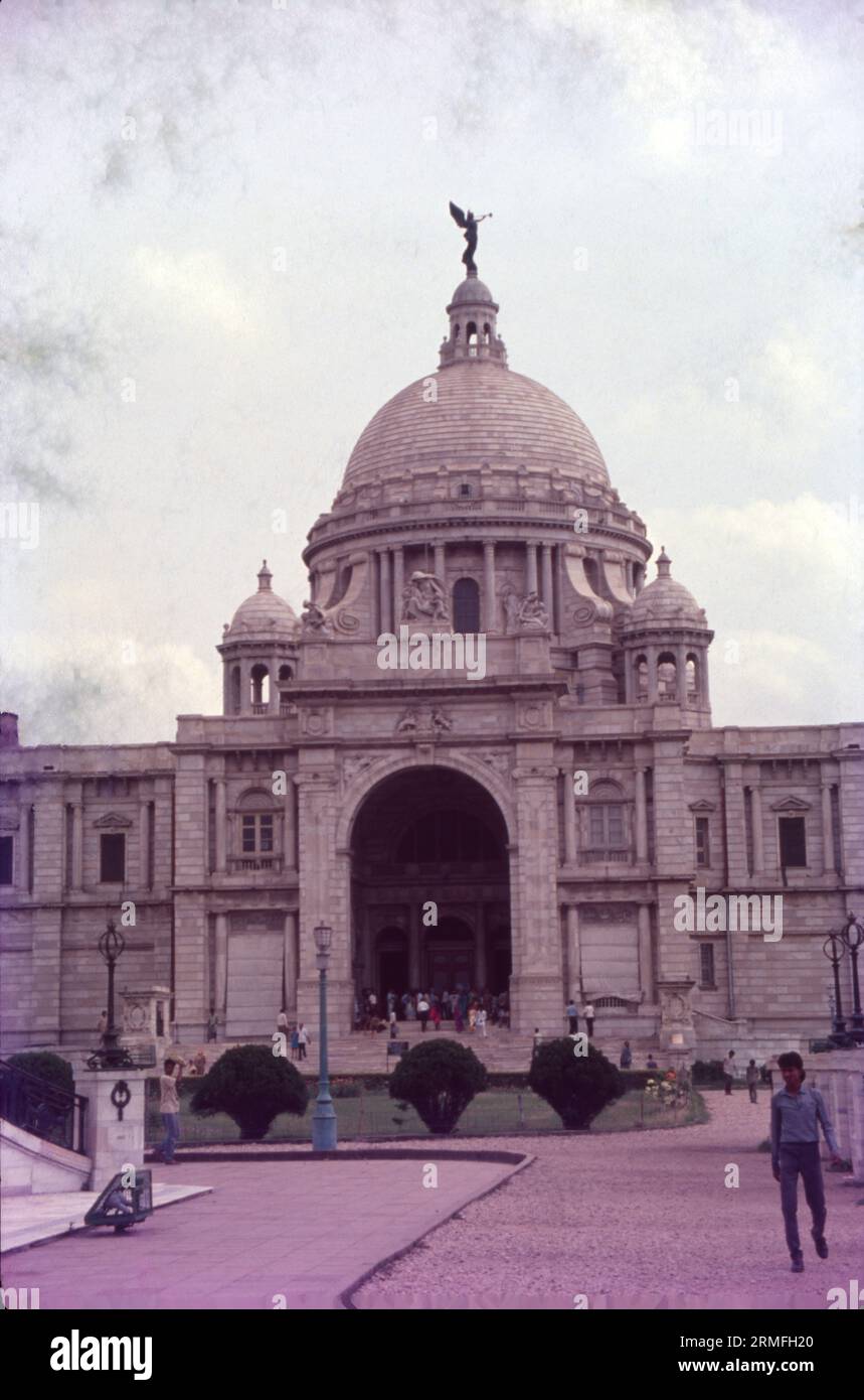The Victoria Memorial is a large marble building on the Maidan in ...