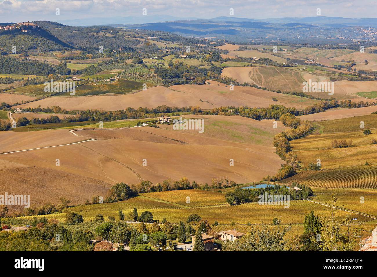 Scenic landscape with beautiful fields, meadows and hills, Italy Stock ...