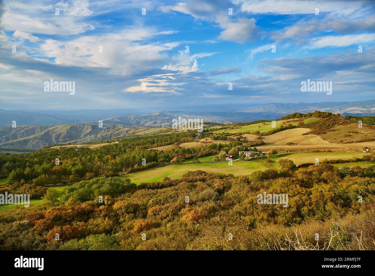 Scenic Tuscan landscape with beautiful fields, meadows and hills. San ...