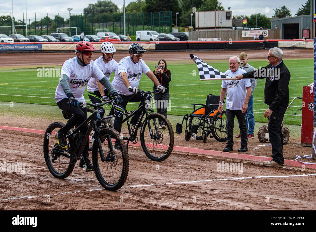 Two lions together hi-res stock photography and images - Alamy