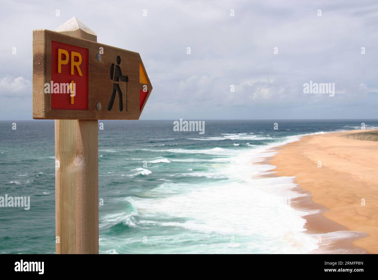 Hiking direction sign Stock Photo - Alamy
