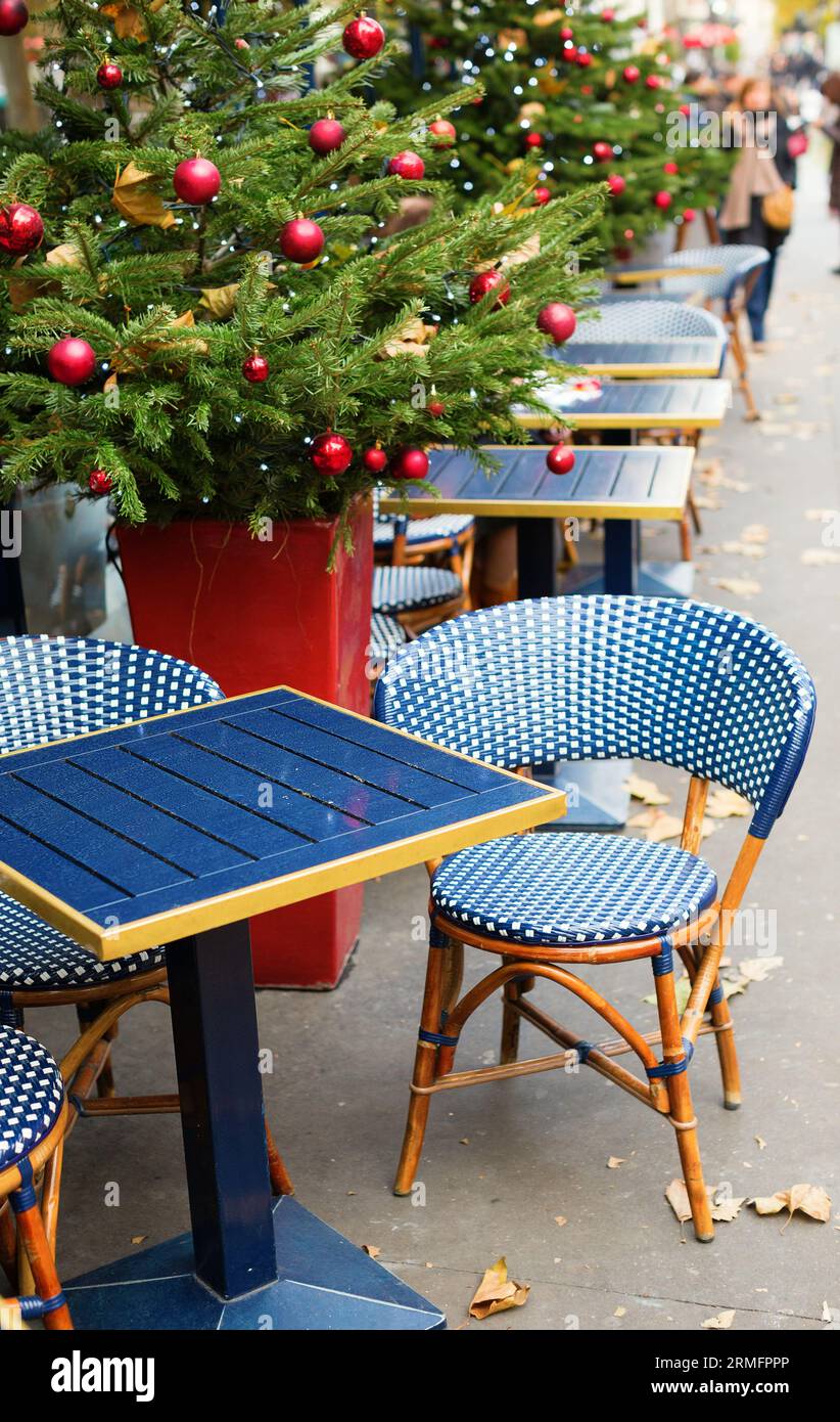 Paris christmas cafe hi-res stock photography and images - Alamy