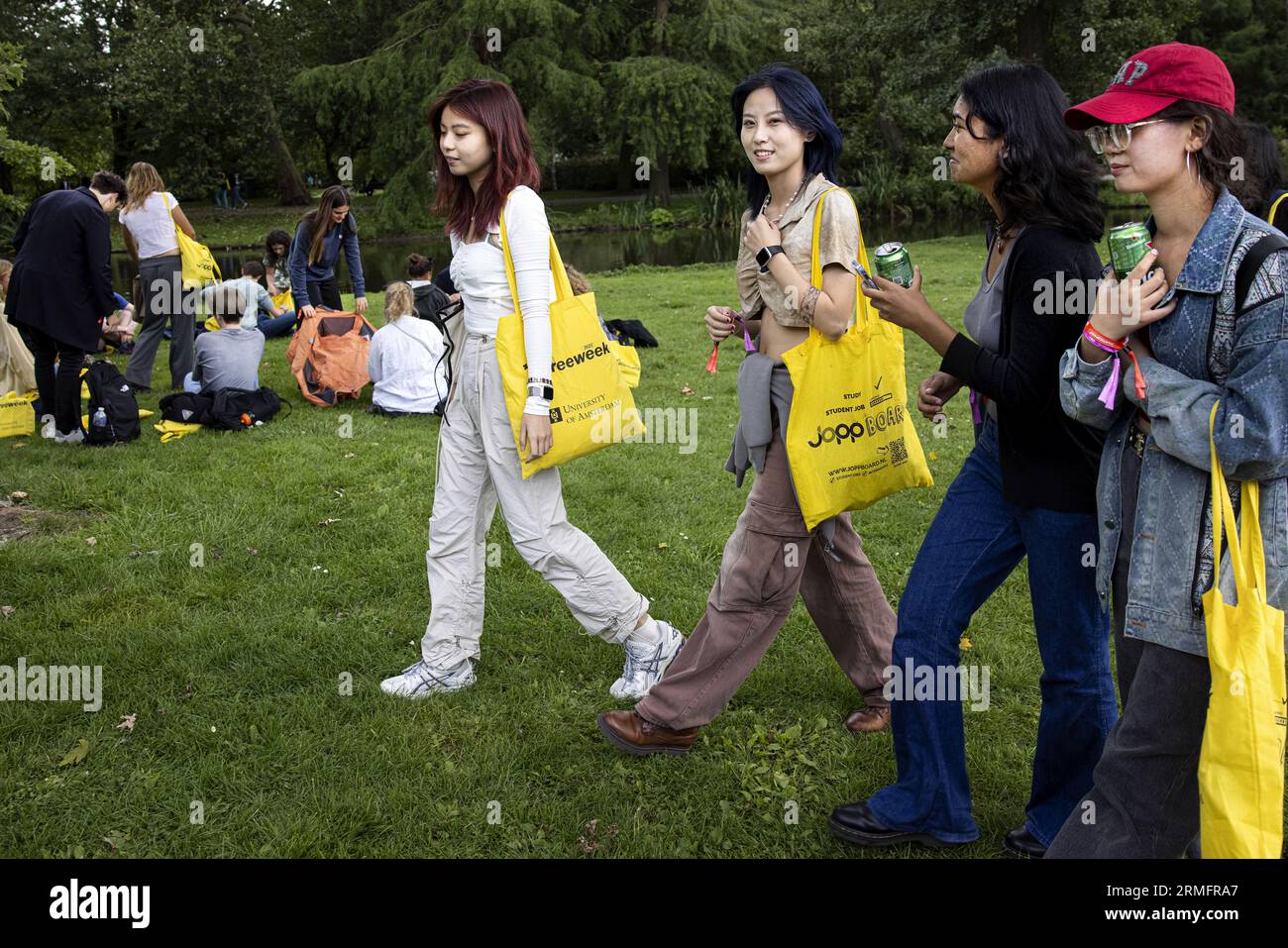 AMSTERDAM - First-year students get to know each other in the ...