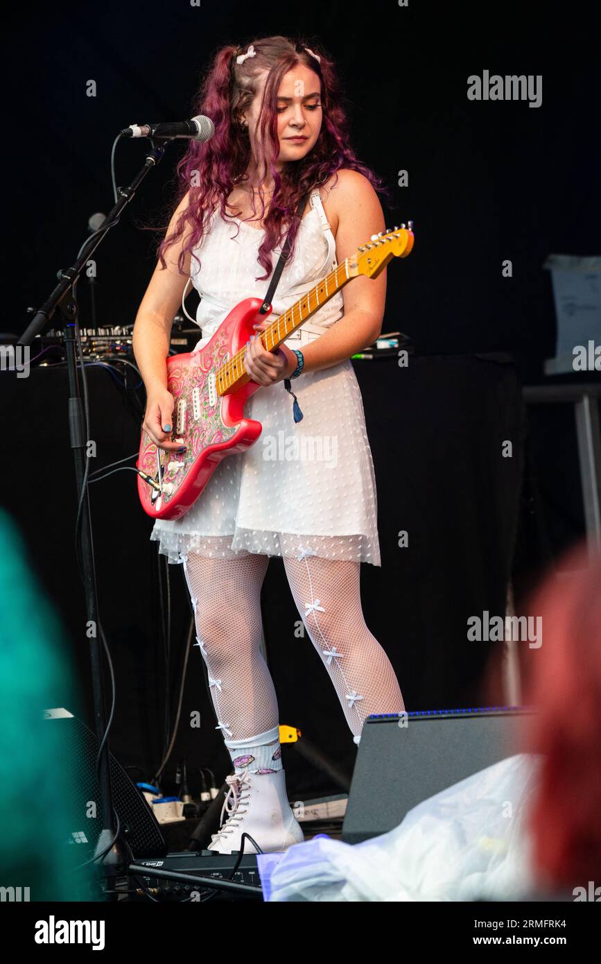 Guitarist Lular (Lucy) of Eaves Wilder live band at Green Man Festival ...