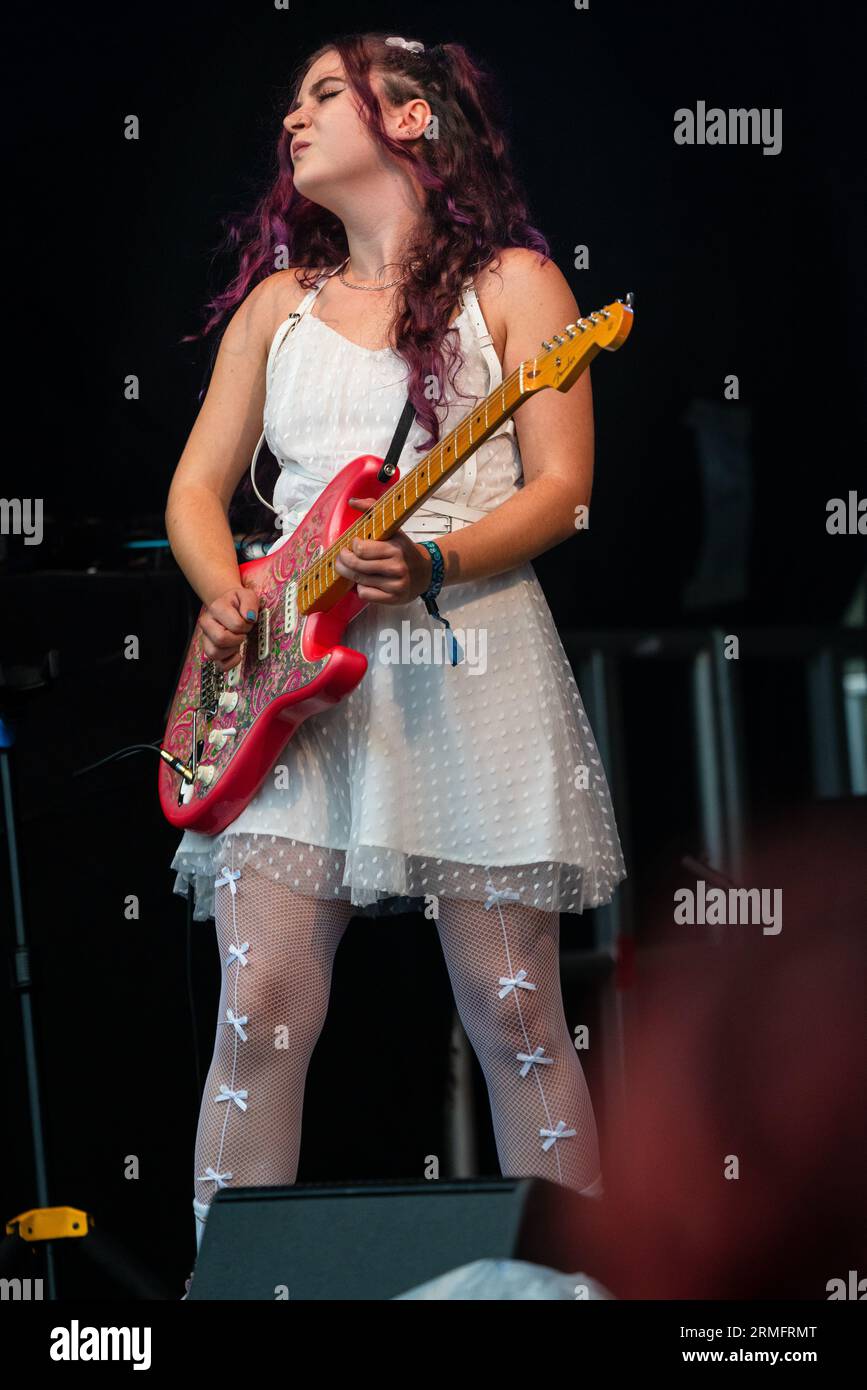 Guitarist Lular (Lucy) of Eaves Wilder live band at Green Man Festival ...
