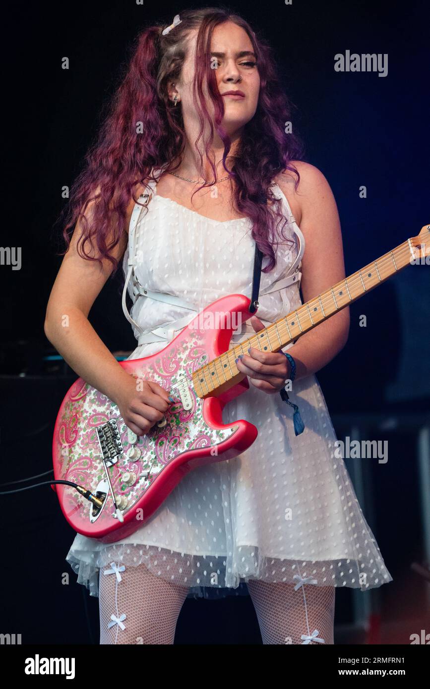 Guitarist Lular (Lucy) of Eaves Wilder live band at Green Man Festival ...