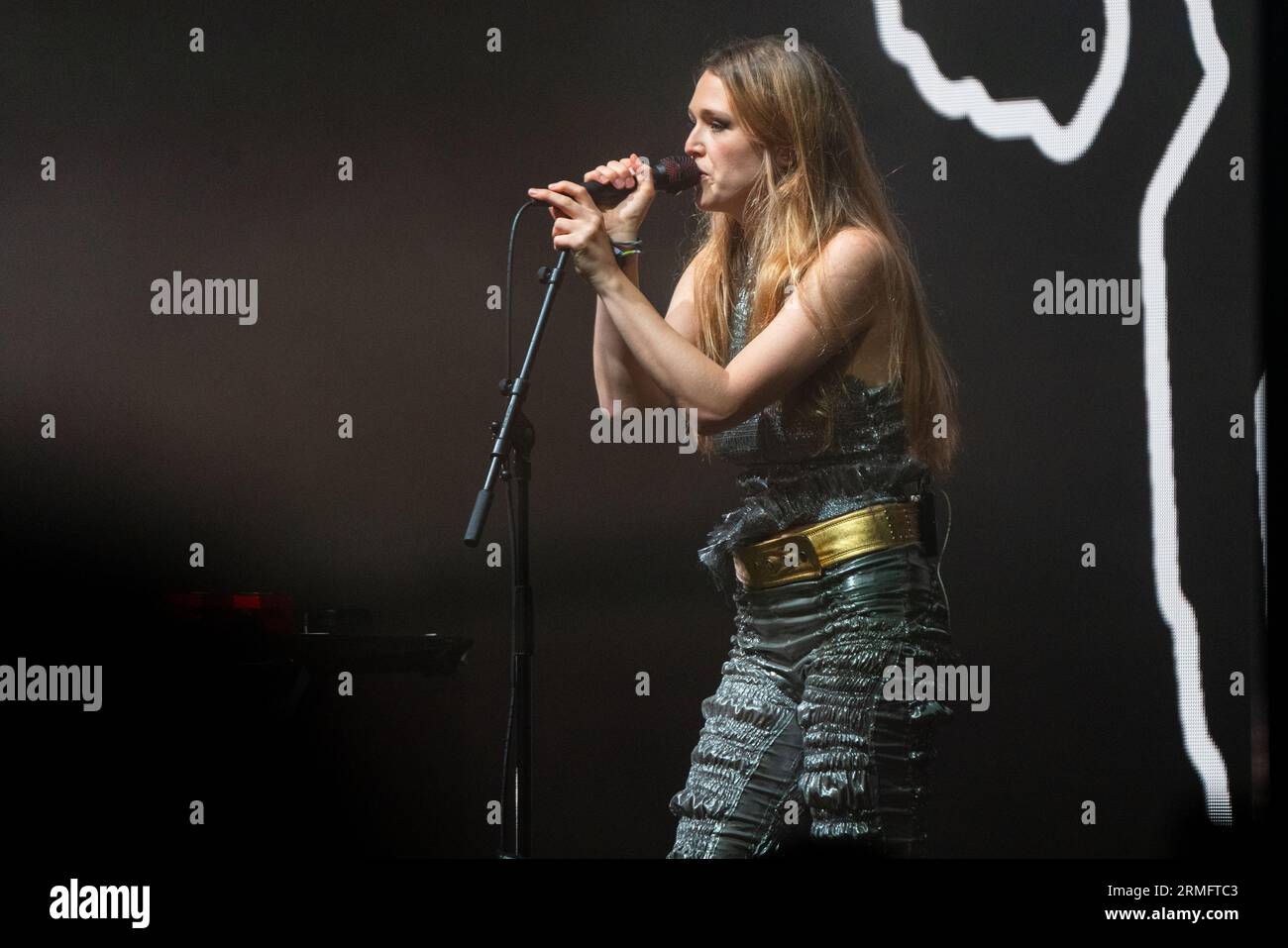 Georgia Ellery of Jockstrap play live at Green Man Festival in Wales ...