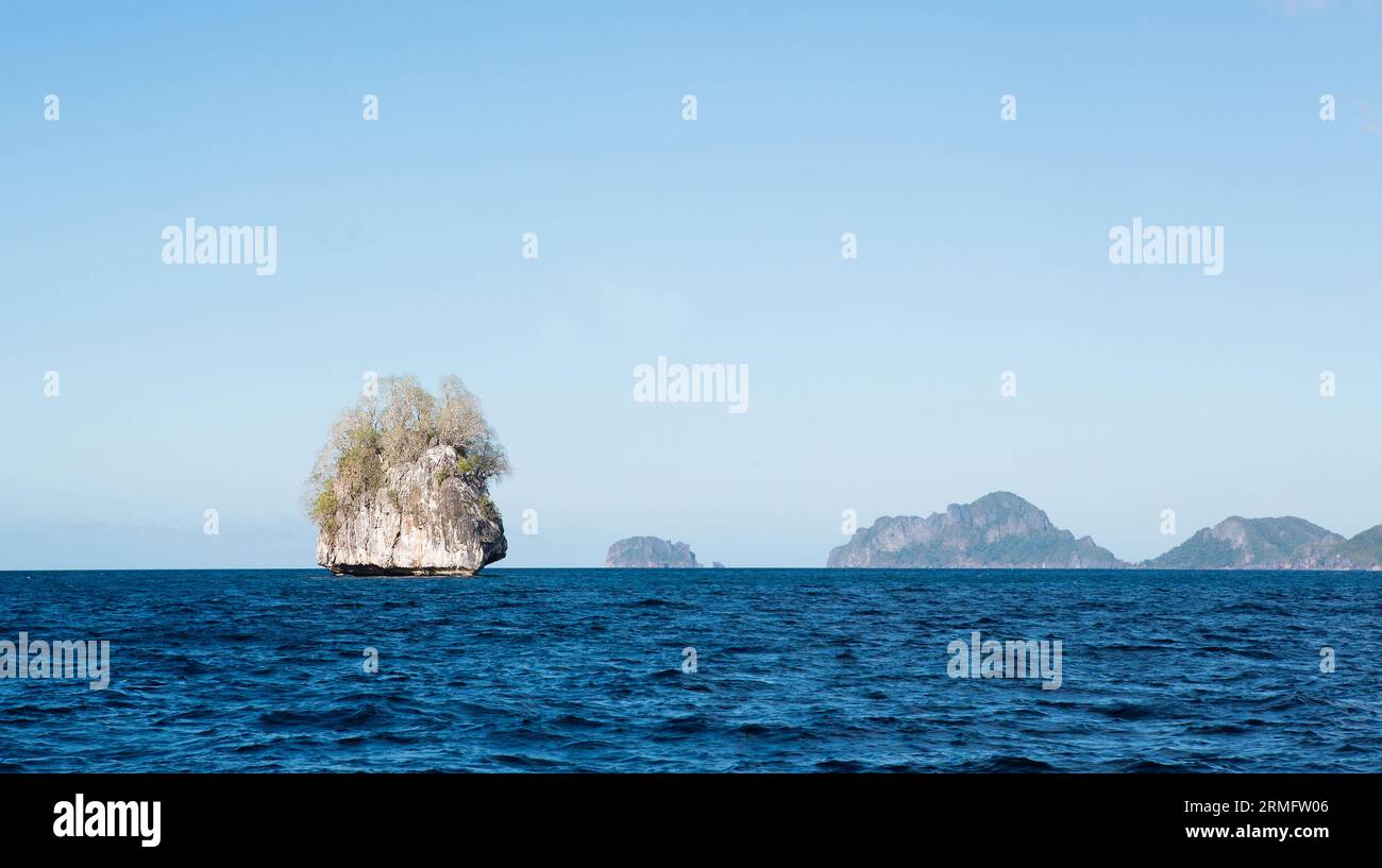Beautiful little rock island with trees in El Nido, Palawan ...