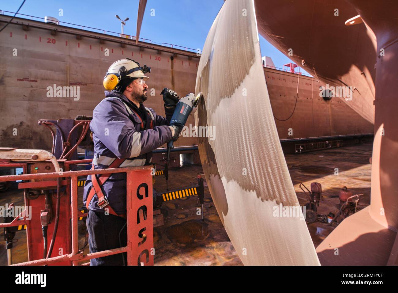 Ship yard metal workshop hi-res stock photography and images - Alamy