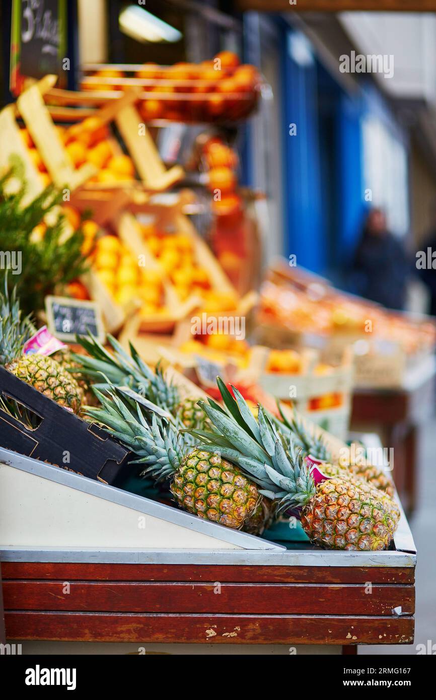 Fresh pineapples on Parisian farmer agricultural market Stock Photo - Alamy