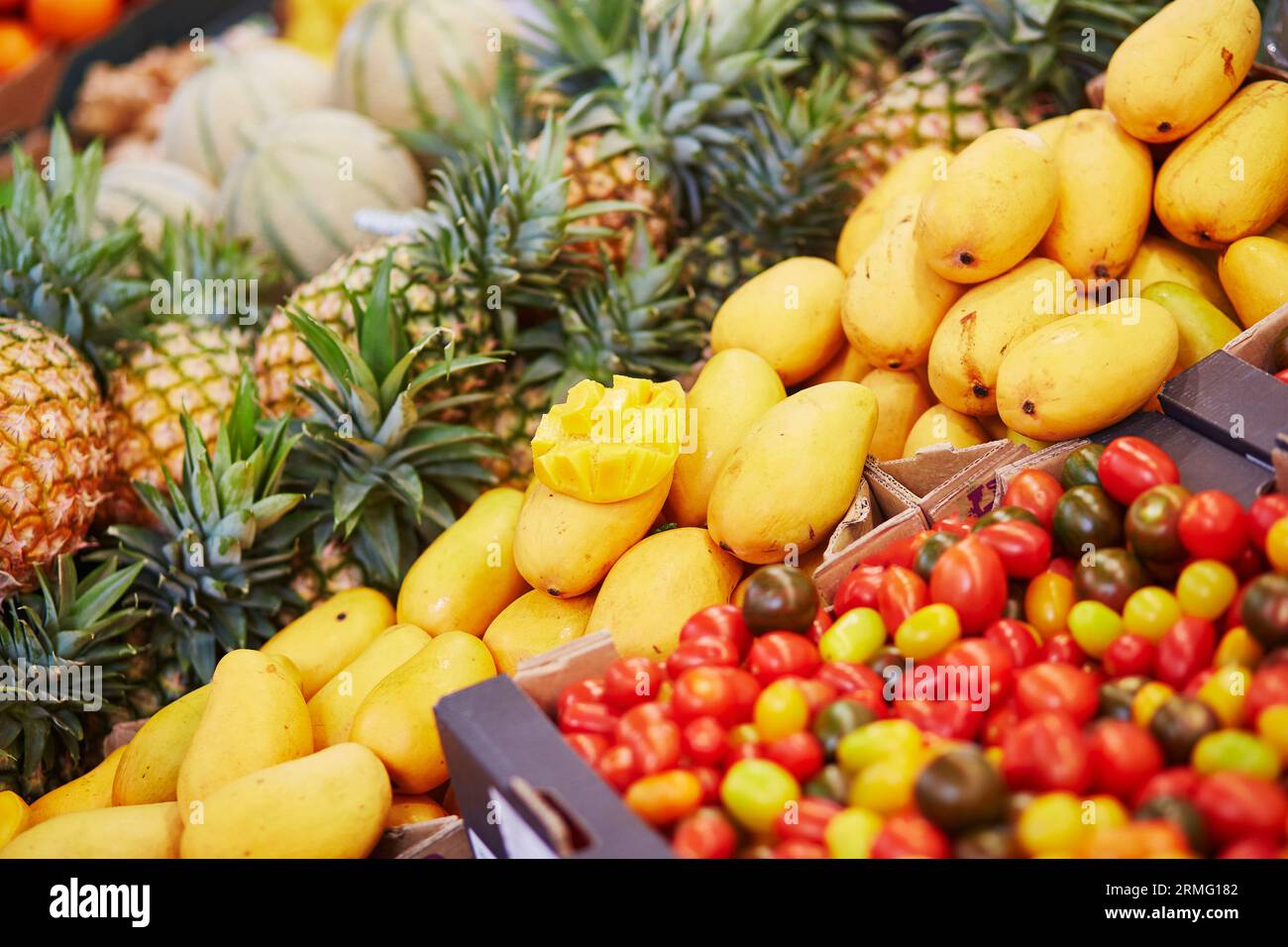 Mangoes in crate hi-res stock photography and images - Alamy