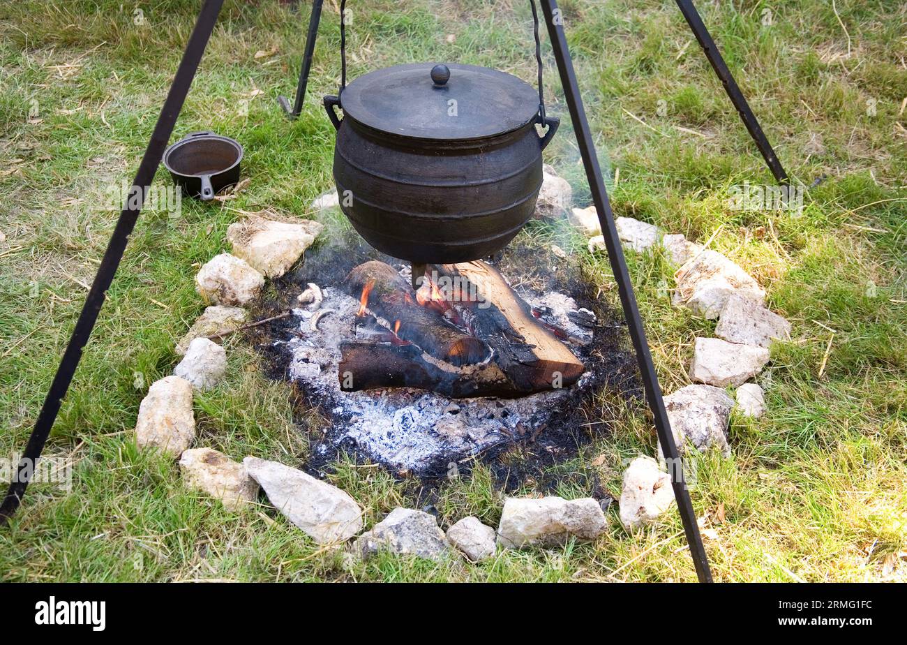 Traditional campfire cooking Stock Photo - Alamy