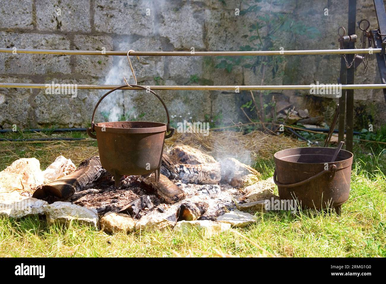 Traditional campfire cooking Stock Photo - Alamy