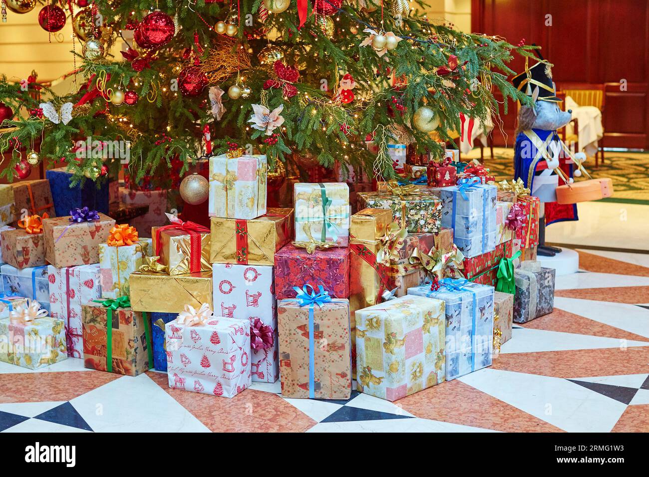 Decorated christmas tree lots presents hi-res stock photography and ...