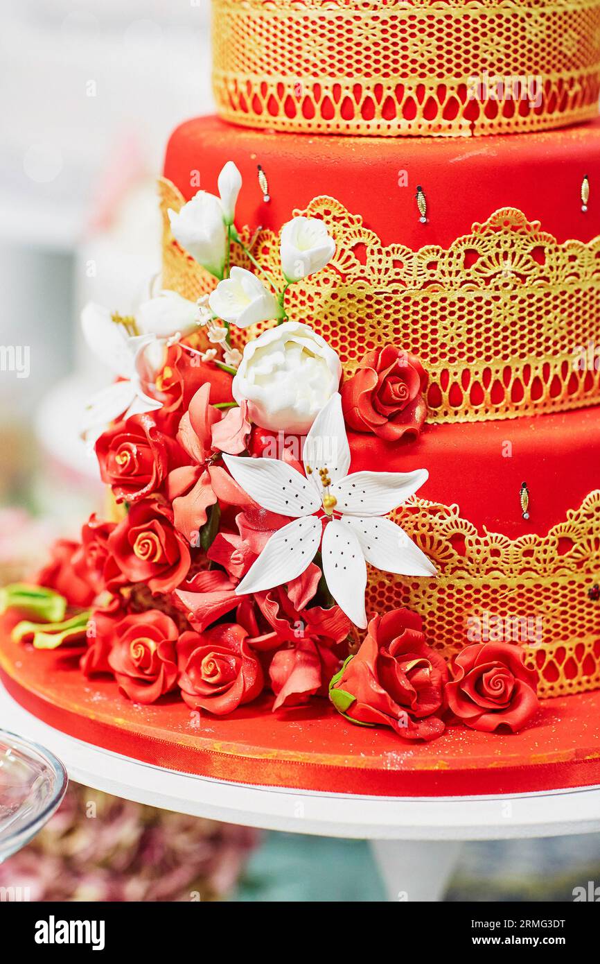 Yellow wedding cake hi-res stock photography and images - Alamy