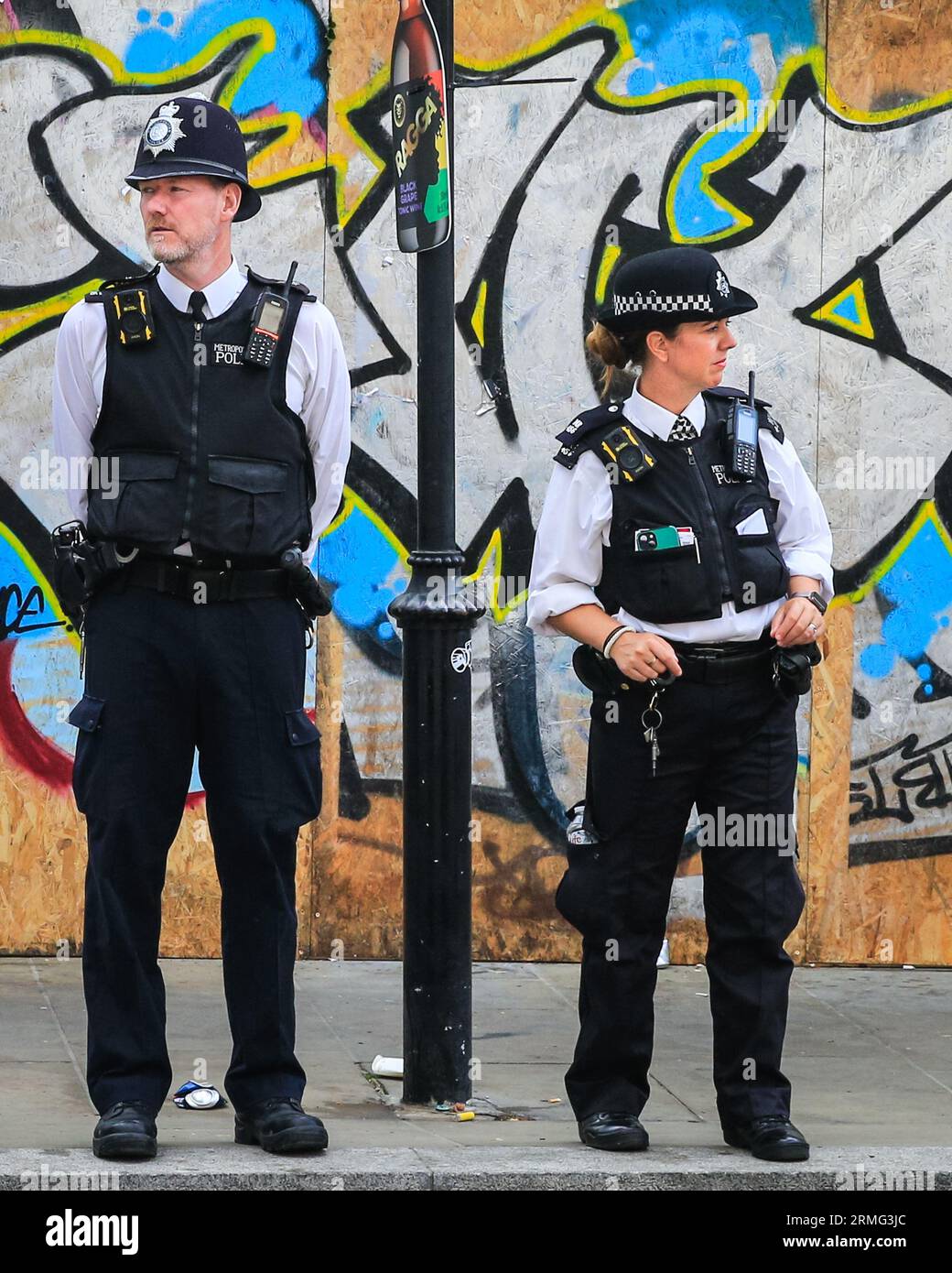 London, UK. 28th Aug, 2023. Metropolitan police officers watch the ...