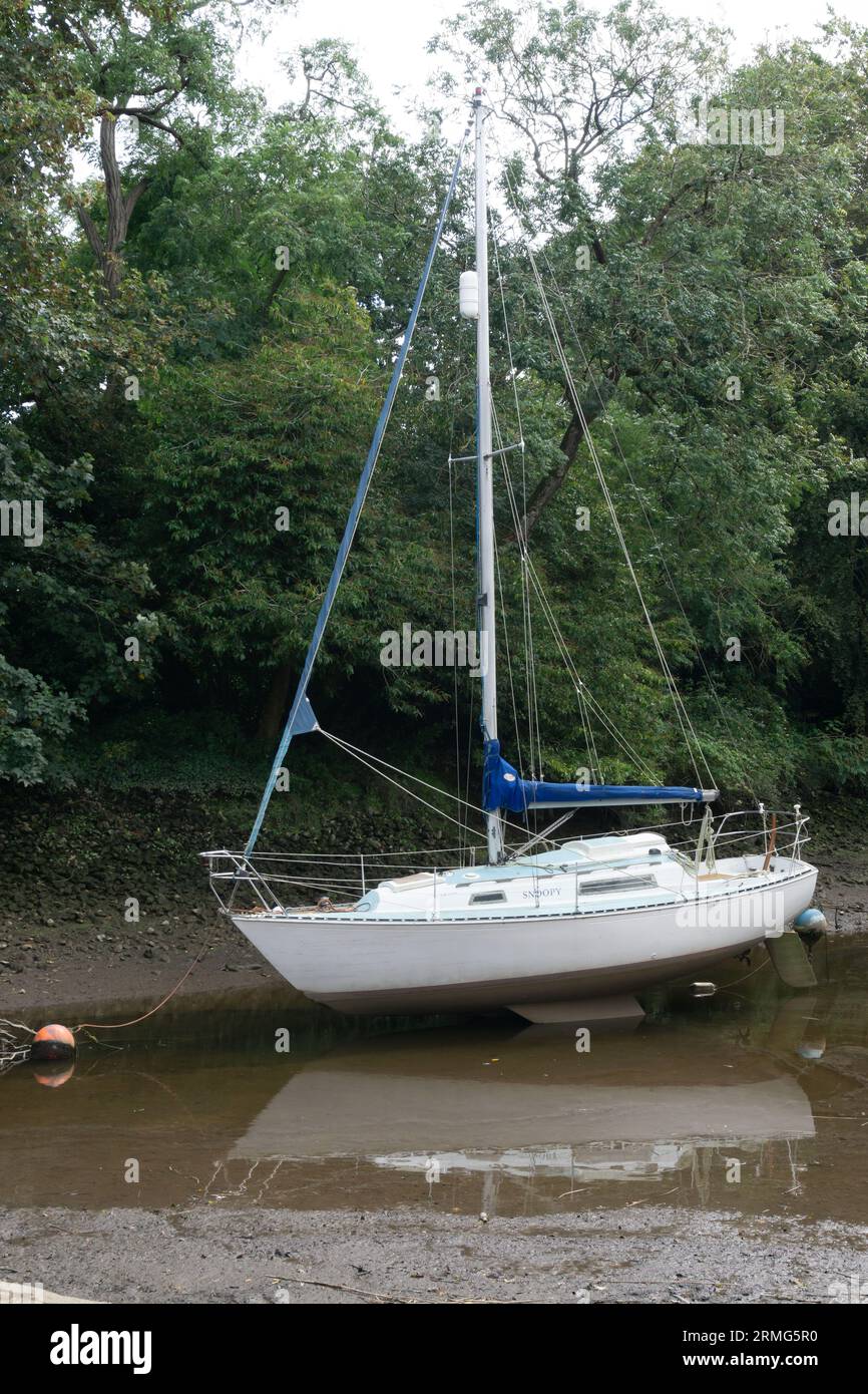 High and dry boat hi-res stock photography and images - Alamy