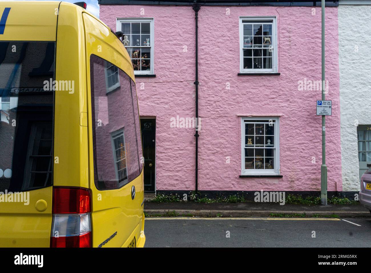 Pink cottage in Totnes, Devon Stock Photo - Alamy