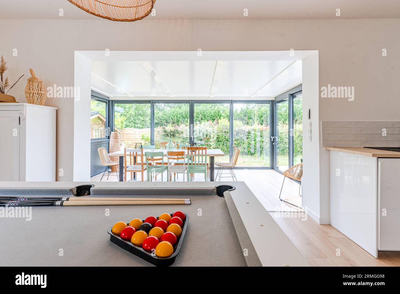 Modern kitchen amenities hi-res stock photography and images - Alamy