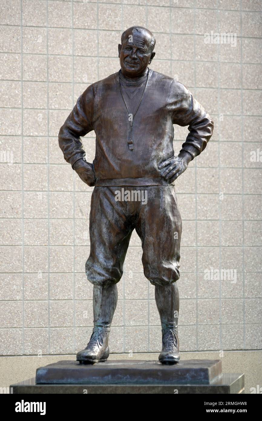 A statue of former Notre Dame Fighting Irish football coach Knute ...