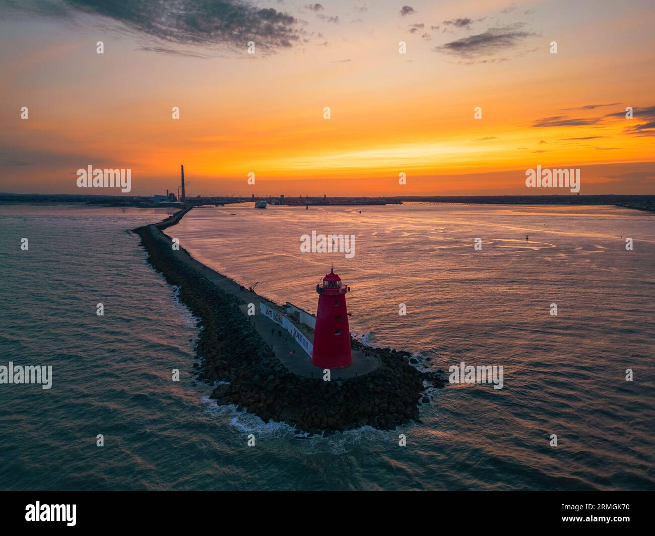 Sunset sky over Poolbeg Lighthouse and the Great South Wall Stock Photo ...