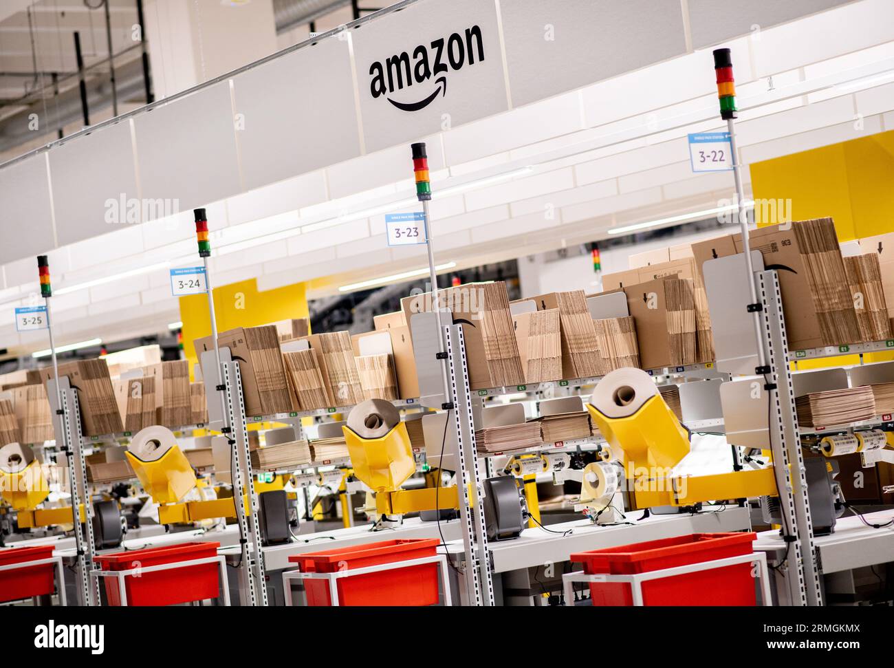 28 August 2023, Lower Saxony, Großenkneten: Stations for packing orders ...