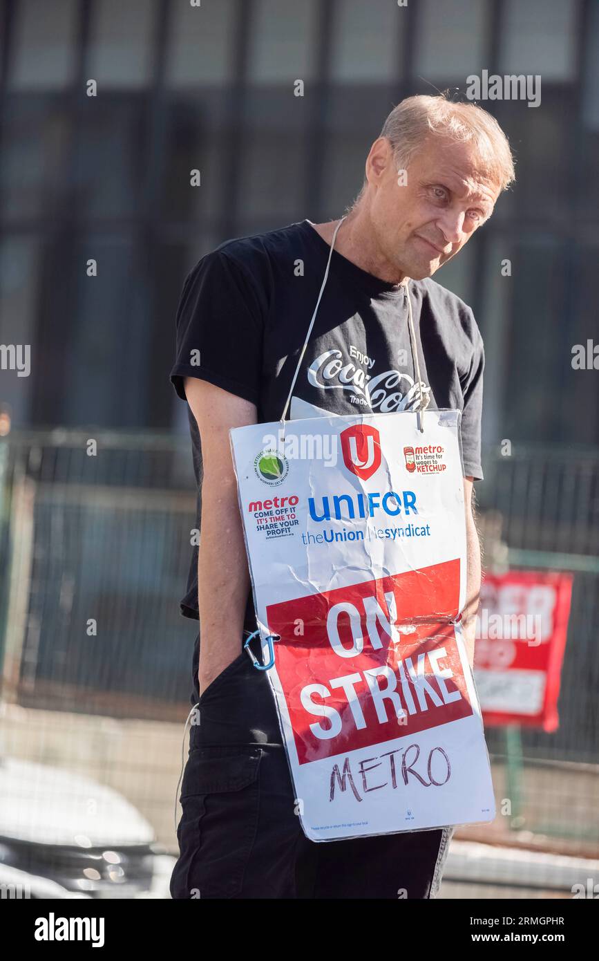 Grocery store employee with sign hi-res stock photography and images ...