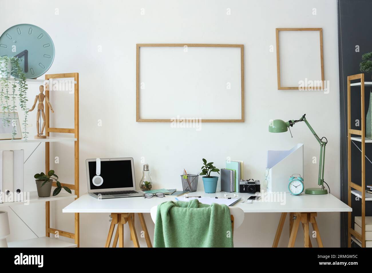 Frames workspace hi-res stock photography and images - Alamy
