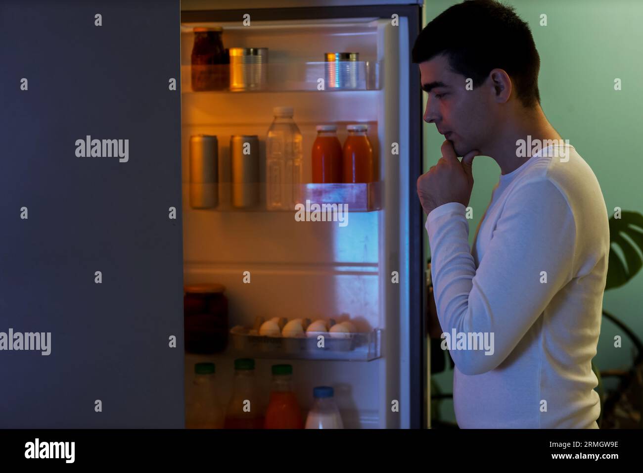 Man night fridge hi-res stock photography and images - Alamy