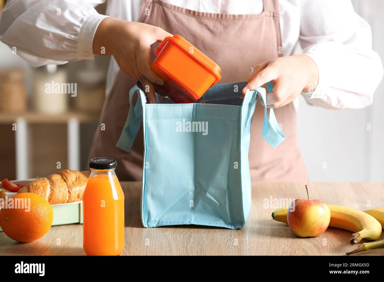 Girl packing lunch school hi-res stock photography and images - Alamy