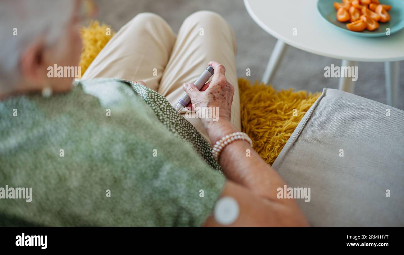 Senior diabetes patient injecting insulin hi-res stock photography and ...