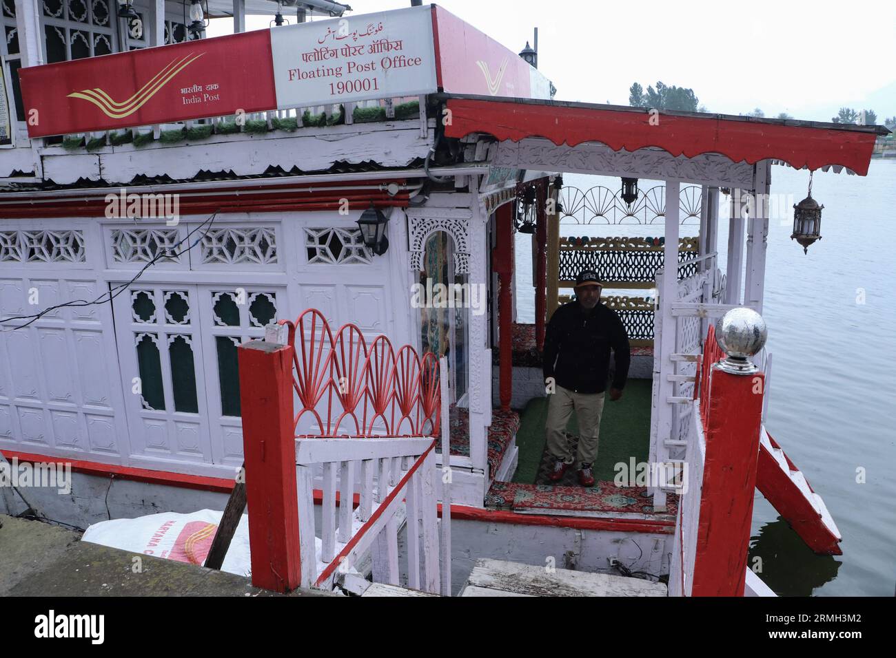 Srinagar, Kashmir, India. 29th Aug, 2023. A floating India Post office ...