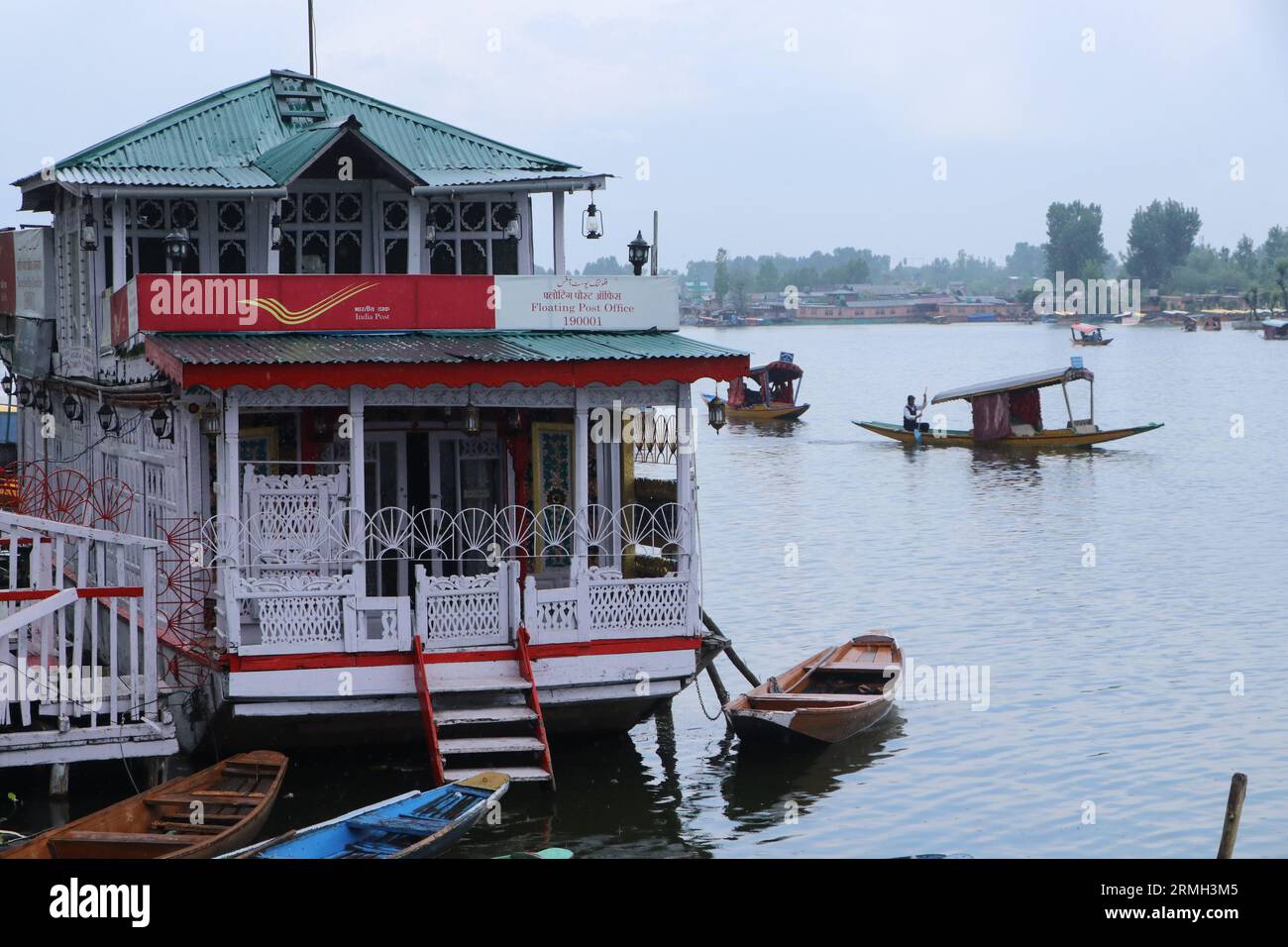 Srinagar, Kashmir, India. 29th Aug, 2023. A floating India Post office ...