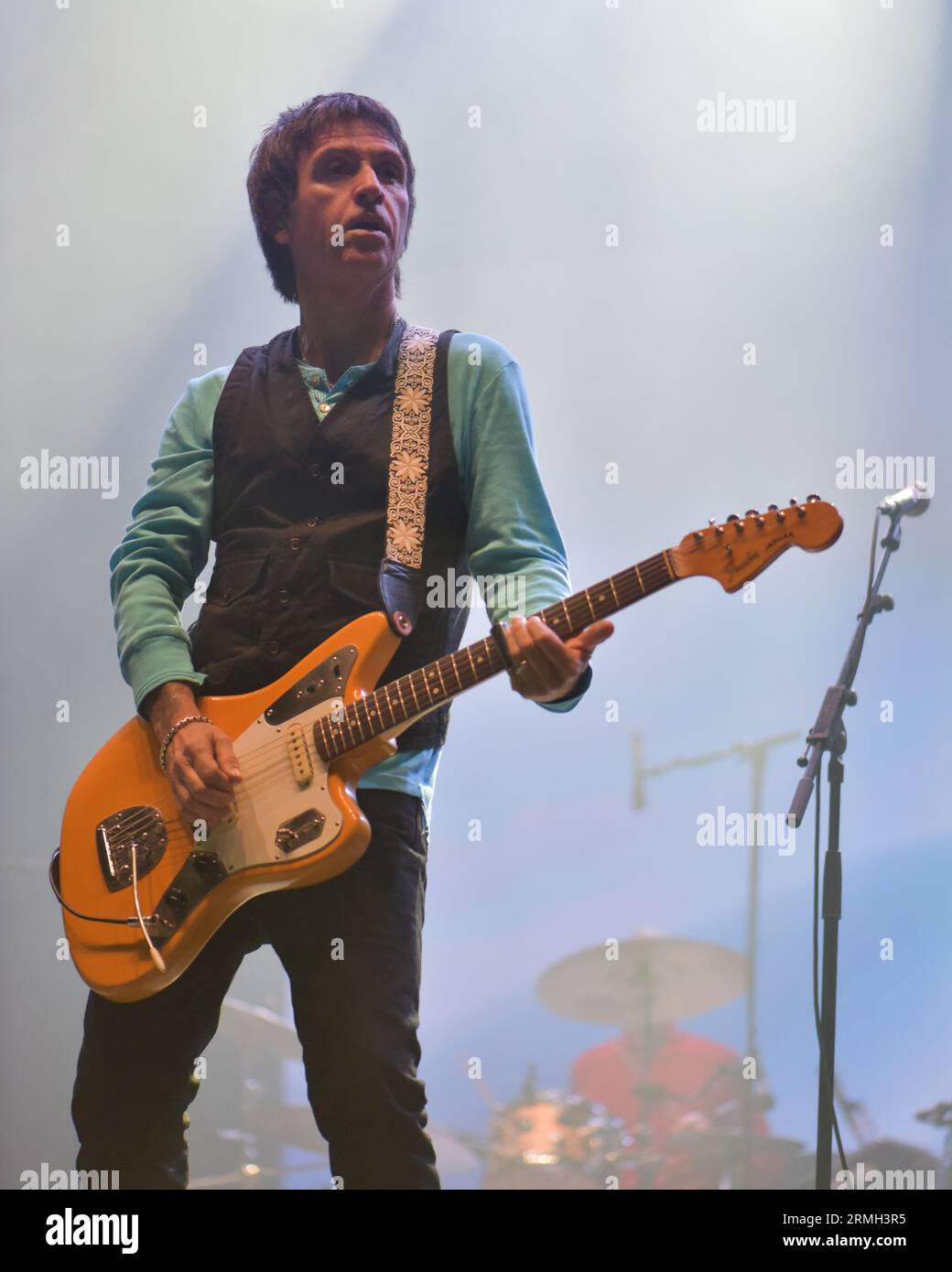 Johnny marr plays guitar hi-res stock photography and images - Alamy