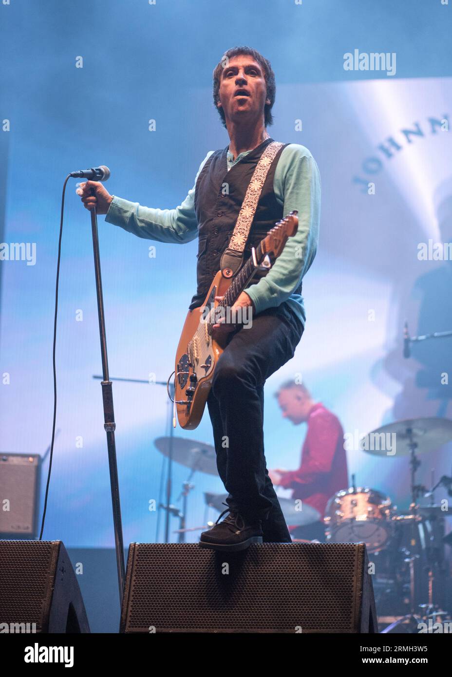 Johnny marr plays guitar hi-res stock photography and images - Alamy