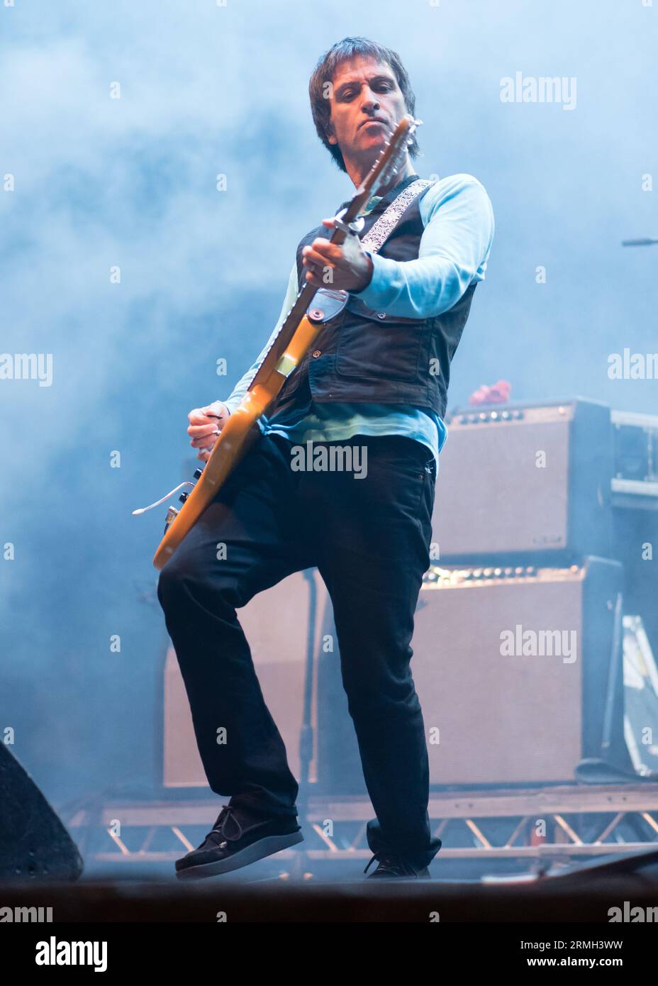Johnny marr plays guitar hi-res stock photography and images - Alamy