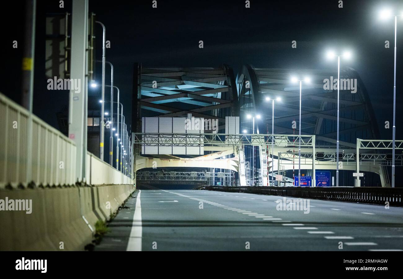 ROTTERDAM - The Van Brienenoord Bridge is closed for work. Traffic in ...