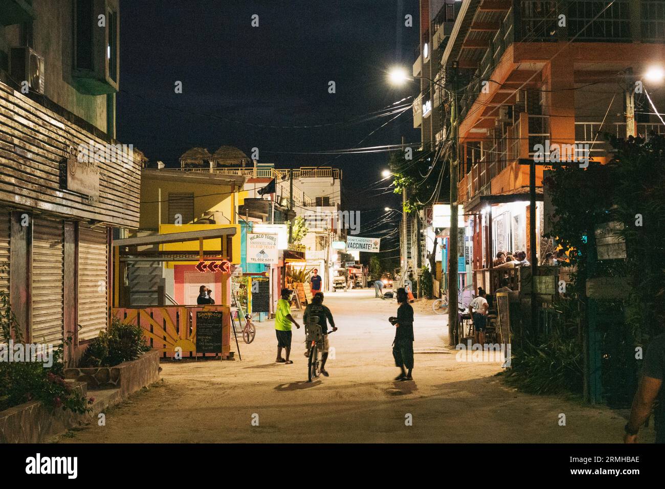 Night time street lamps hi-res stock photography and images - Alamy