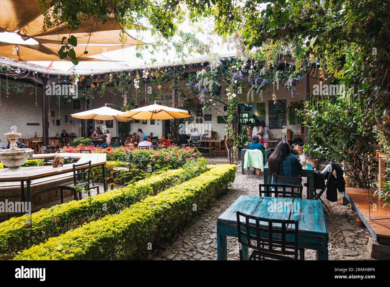 Spanish colonial house hi-res stock photography and images - Alamy