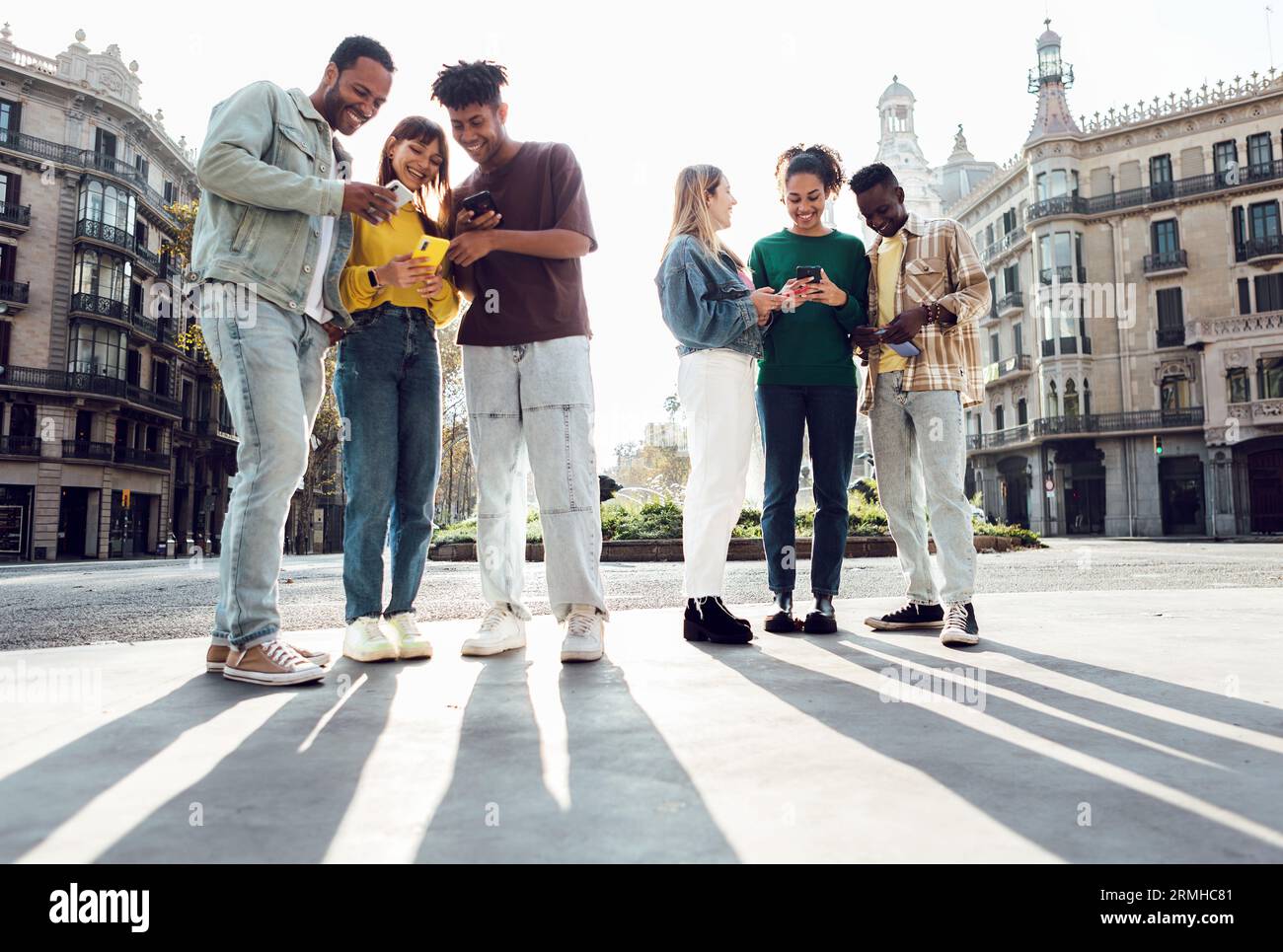 Teenage group using cell phones hi-res stock photography and images - Alamy