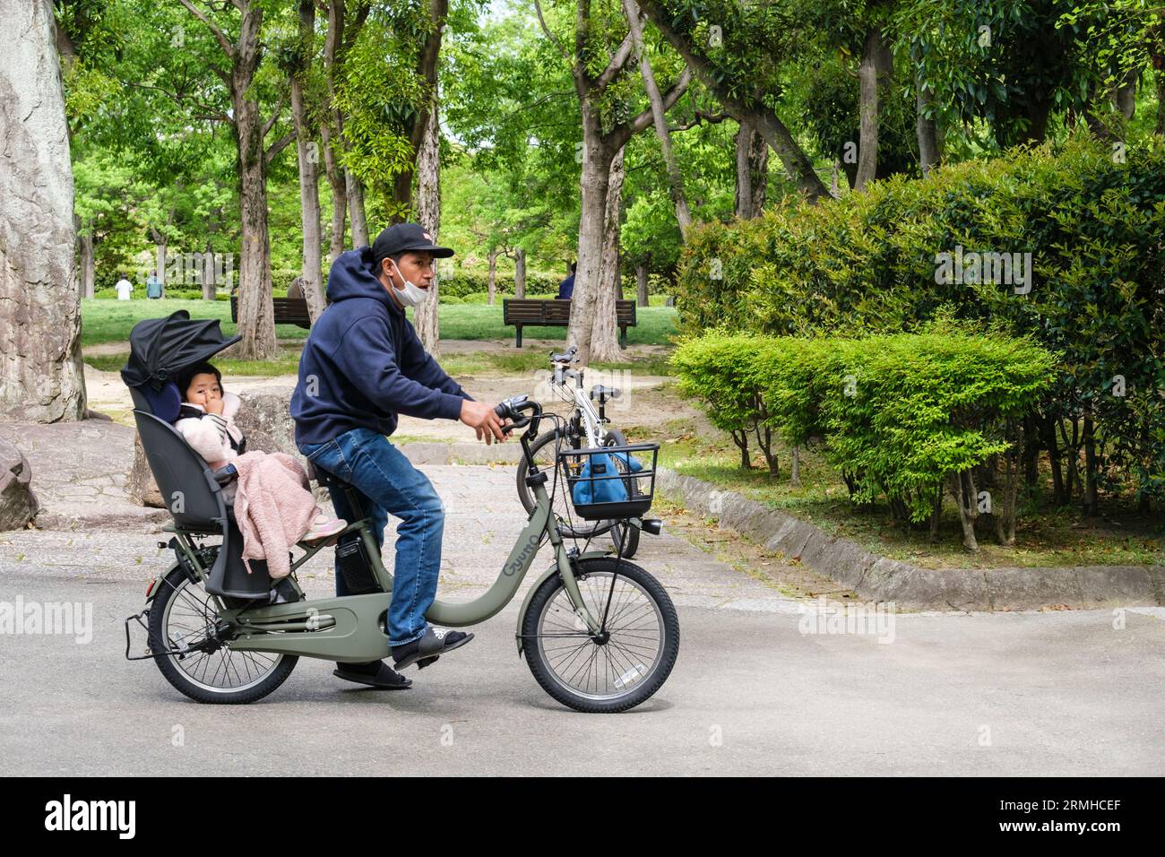 Japanese father daughter bicycle hi-res stock photography and images ...